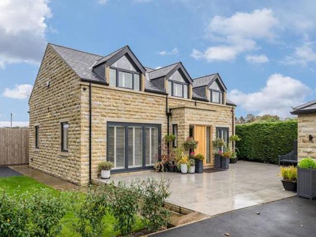 3 bedroom detached house for sale in Station Lane Birkenshaw BD11