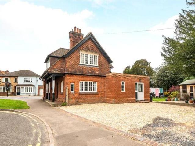 3 bedroom detached house for sale in Stoke Road, Guildford, Surrey, GU1