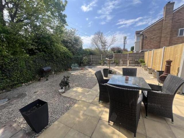 3 bedroom detached house for sale in Stoneleigh Close, Worcester, WR5