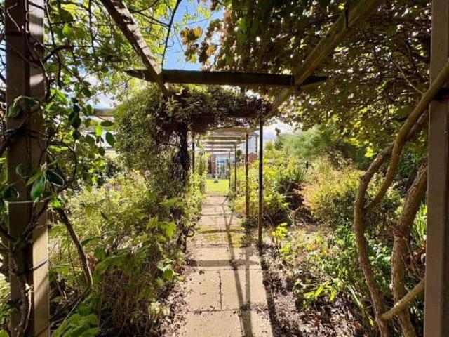 3 bedroom detached house for sale in Sundon Road, Chalton, LU4