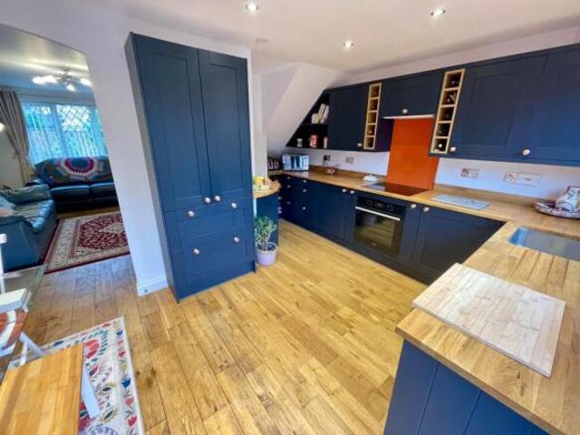 3 bedroom detached house for sale in Swan Mead, Luton, Bedfordshire, LU4 0YR, LU4