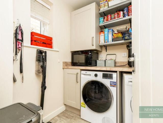 3 bedroom detached house for sale in Poppy Avenue Huddersfield, HD4 7FJ, HD4