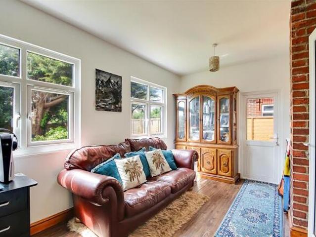 3 bedroom detached house for sale in Pavilion Road, Broadwater, Worthing, West Sussex, BN14 7EG, BN14