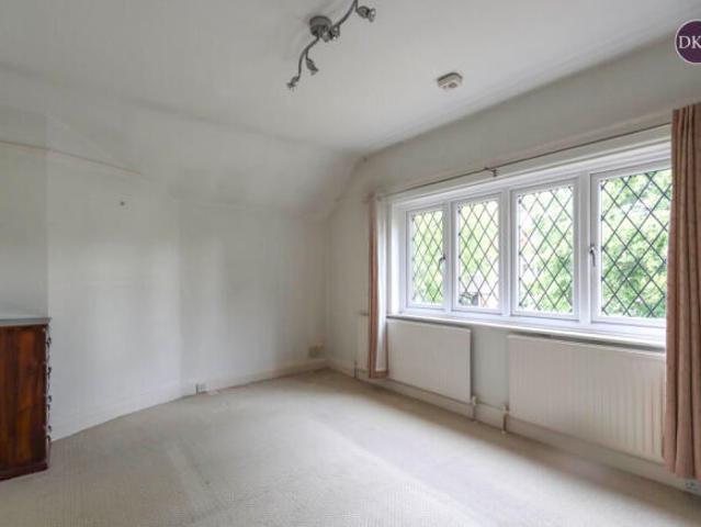 3 bedroom detached house for sale in Parkside Drive, Watford, WD17