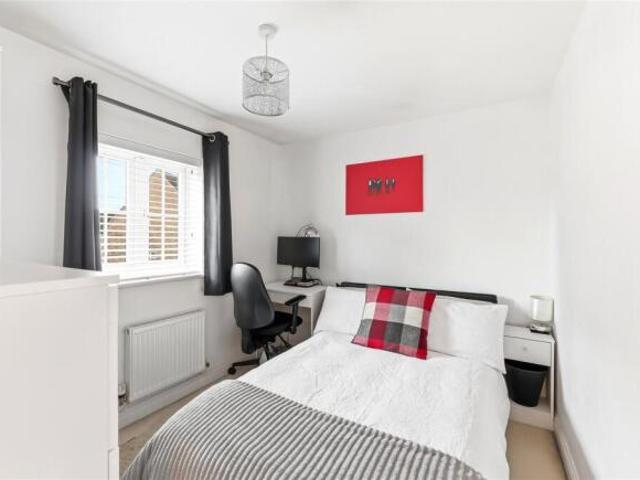 3 bedroom detached house for sale in Parish Close, Bedford, Bedfordshire, MK41