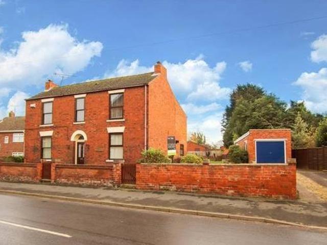 3 bedroom detached house for sale in Pasture Road BartonuponHumber North Lincolnshire DN18