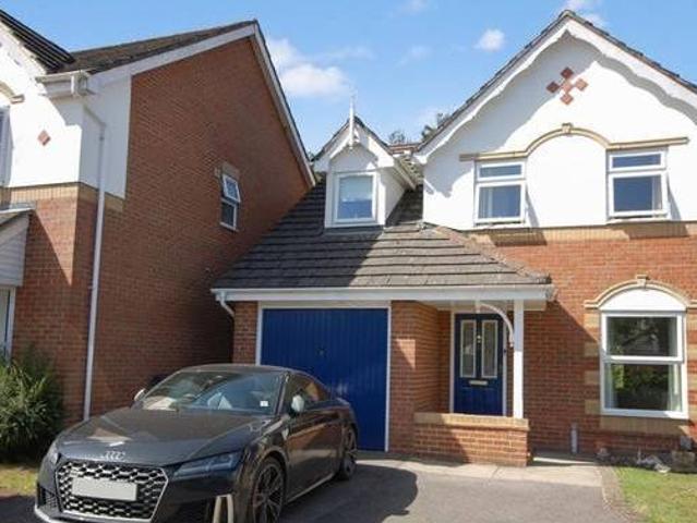 3 bedroom detached house for sale in Phillips Close Tongham Farnham GU10
