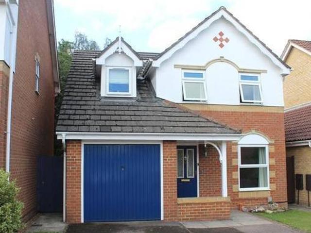 3 bedroom detached house for sale in Phillips Close Tongham Surrey GU10