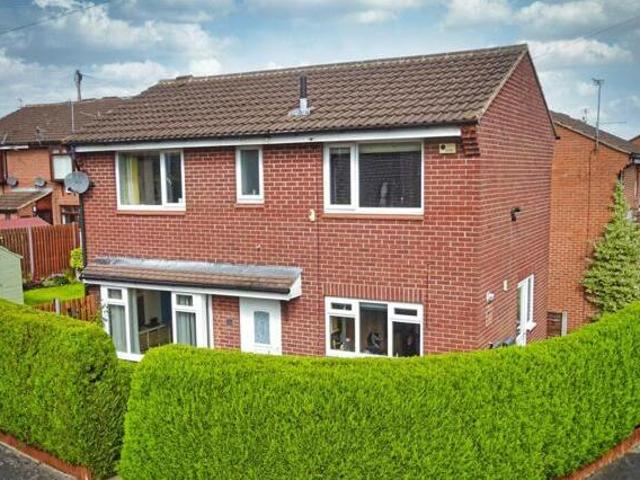 3 Bedroom Detached House For Sale In Pudsey, West Yorkshire