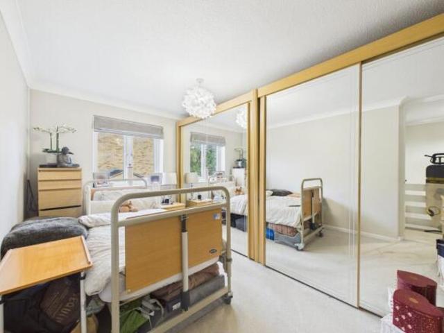 3 bedroom detached house for sale in Rochfords Gardens, Slough, Berkshire, SL2