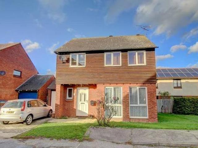3 bedroom detached house for sale in Roding Leigh Chelmsford CM3