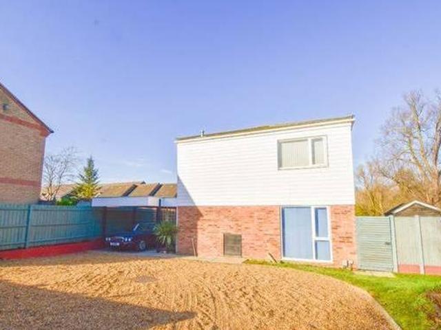 3 bedroom detached house for sale in Riverside Close Bedford MK42