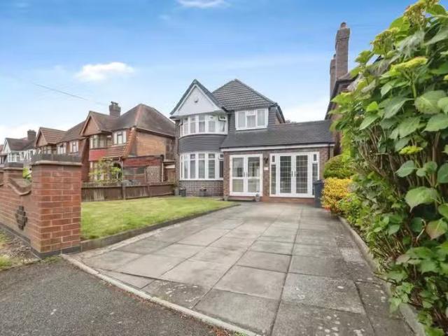 3 bedroom detached house for sale in Wood Lane, Handsworth, Bi.