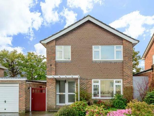 3 bedroom detached house for sale in Woodbourne Farnham GU9