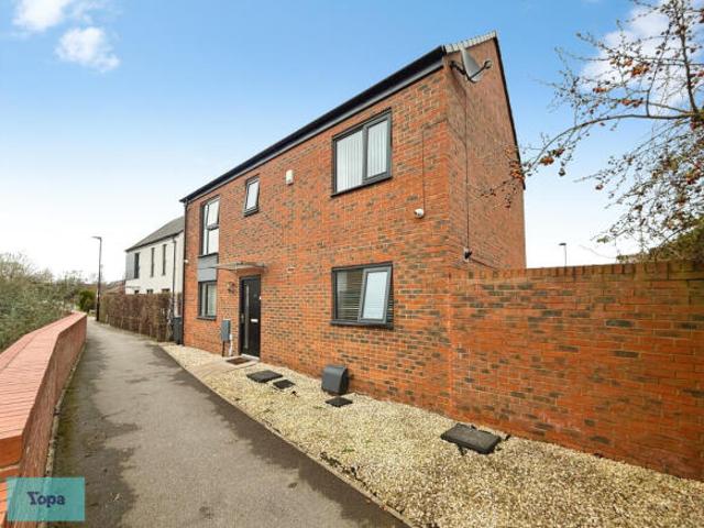 3 bedroom detached house for sale in Woodfield Way, Doncaster, DN4