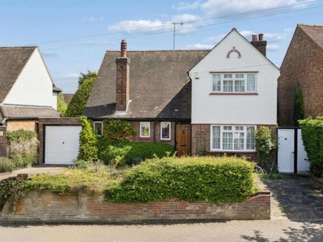 3 bedroom detached house for sale in Woodwaye, Oxhey, Watford, WD19