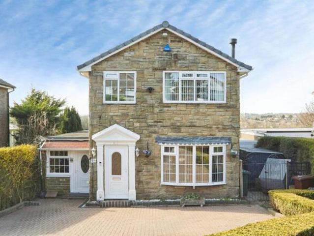 3 bedroom detached house for sale in Waterloo Road, Pudsey, LS28