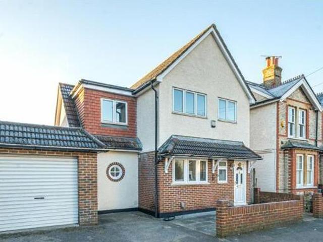 3 Bedroom Detached House For Sale In Walton on thames