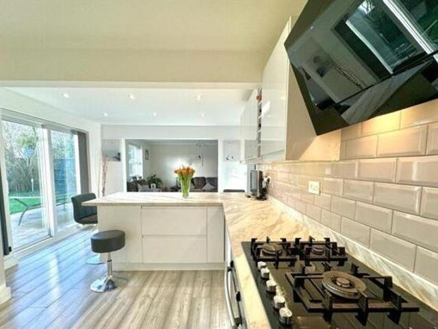 3 Bedroom Detached House For Sale In Wanborough