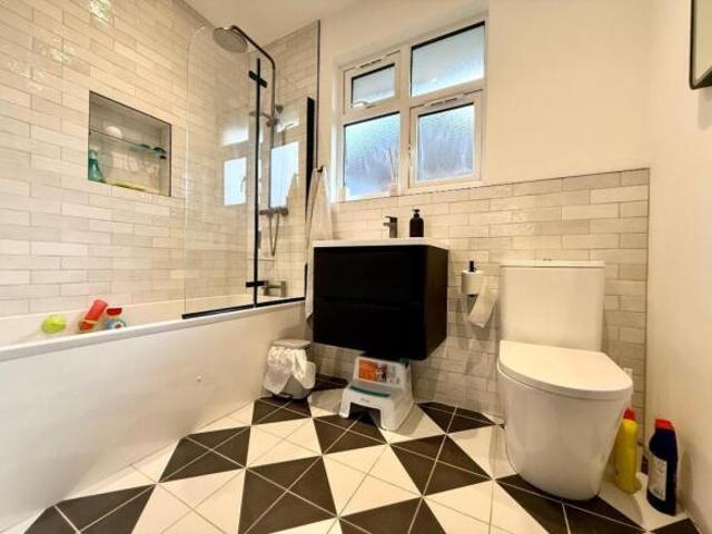 3 bedroom detached house for sale in Wardown Crescent, Luton, LU2