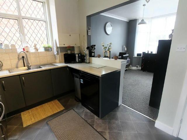 3 bedroom detached house for sale in Wigston Lane, Aylestone, Leicester, LE2