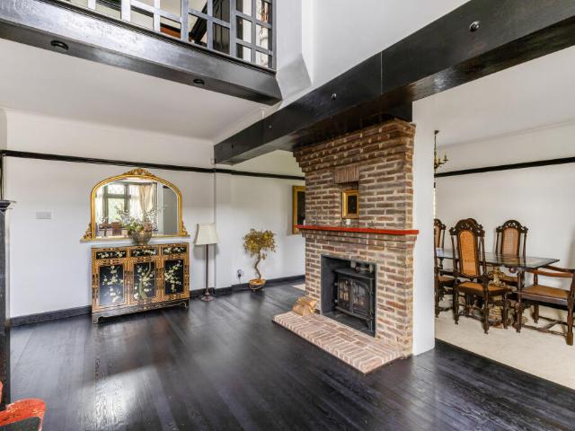 3 bedroom detached house for sale in Winscombe Way, Stanmore, HA7