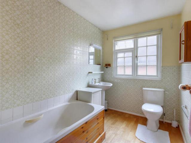 3 bedroom detached house for sale in Tonbridge Road, Hildenborough, TN11