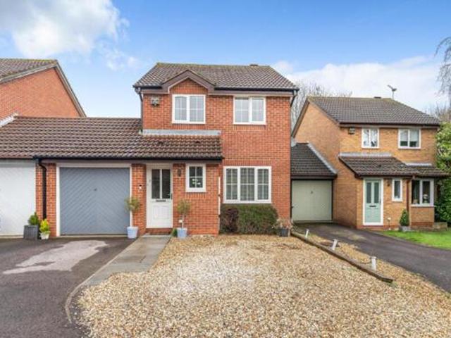 3 Bedroom Detached House For Sale In The Prinnels, Swindon