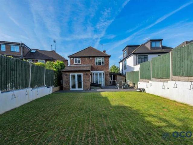 3 bedroom detached house for sale in The Reddings, Mill Hill, London, NW7