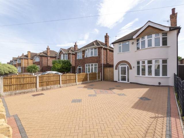 3 bedroom detached house for sale in Trentham Drive, Nottingham, Nottinghamshire NG8