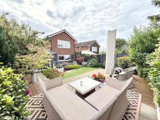 3 bedroom detached house for sale in Turnpike Drive, Luton, LU3