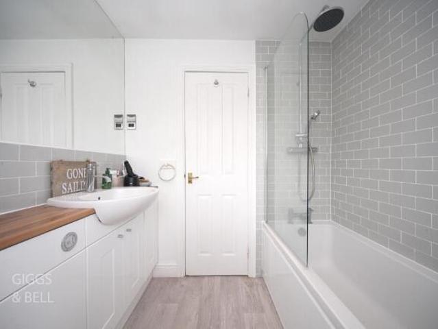 3 bedroom detached house for sale in Tylers Mead, Luton, Bedfordshire, LU2 7XX, LU2