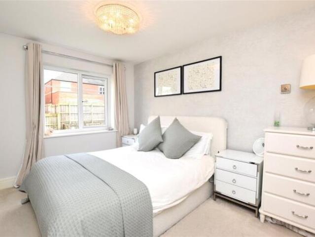 3 bedroom detached house for sale in Valley View Drive, Apperley Bridge, Bradford, West Yorkshire, BD10