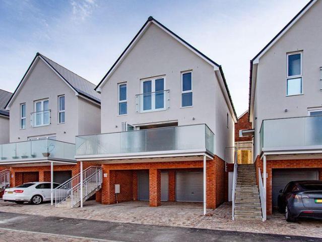 3 bedroom detached house to rent