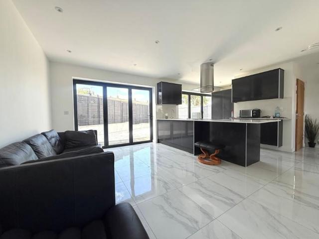 3 bedroom detached house to rent