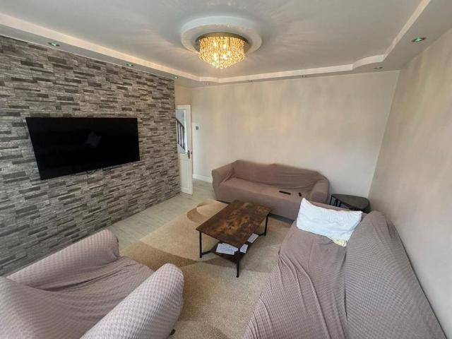 3 bedroom detached house to rent