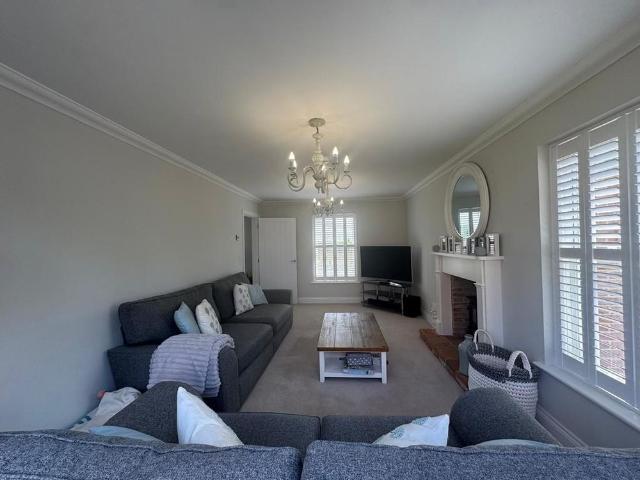 3 bedroom detached house to rent