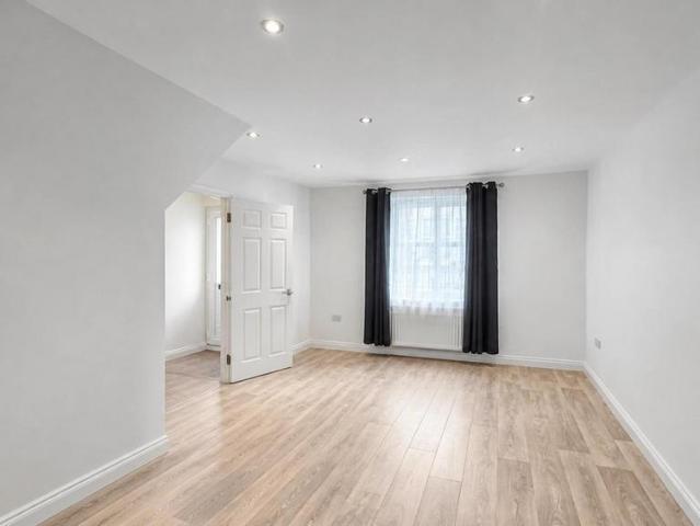 3 bedroom detached house to rent