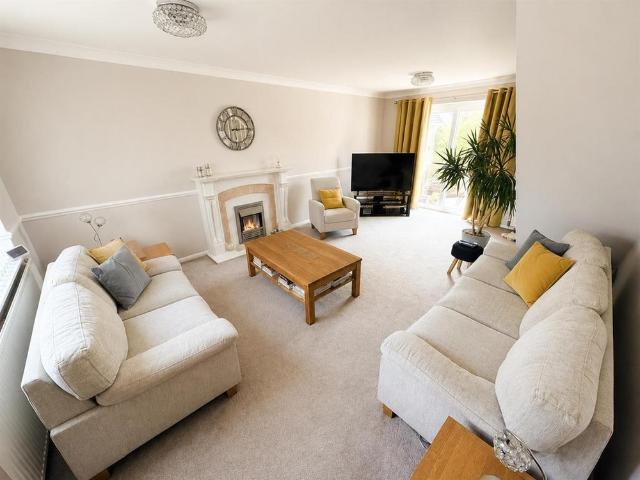 4 bedroom detached house to rent