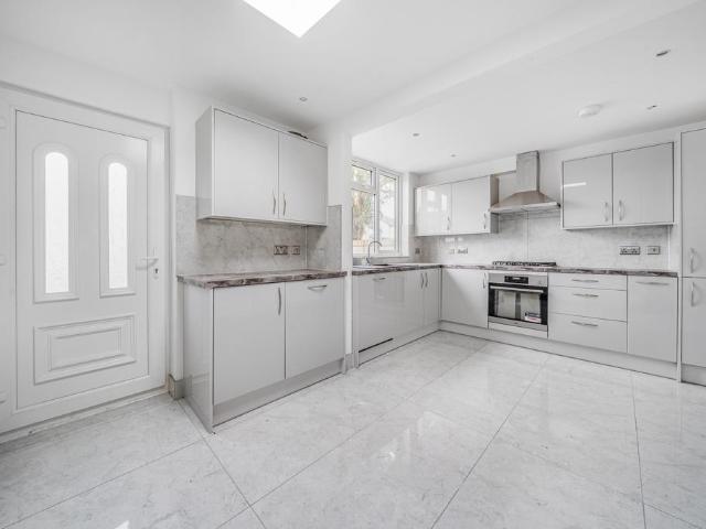 3 bedroom detached house to rent