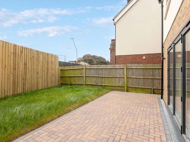 3 bedroom detached house to rent