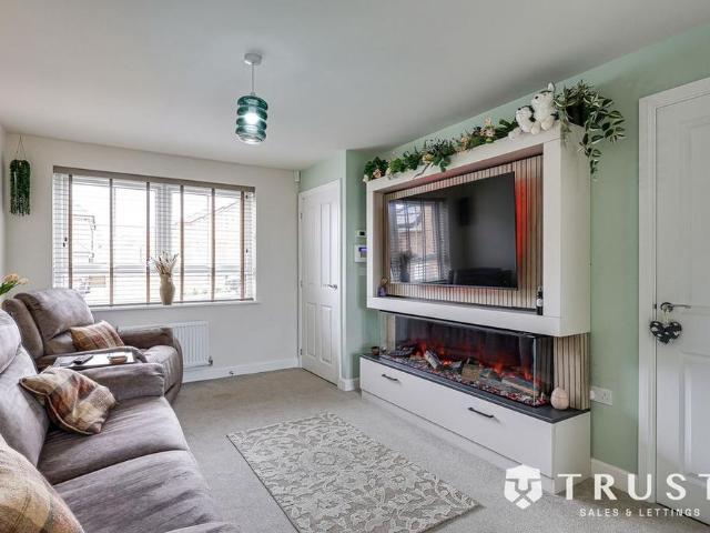3 bedroom detached house to rent