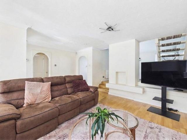 3 bedroom detached house to rent