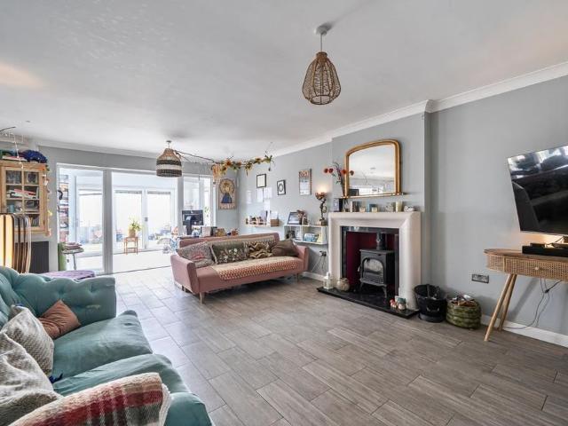 3 bedroom detached house to rent