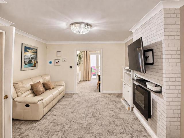 3 bedroom detached house to rent