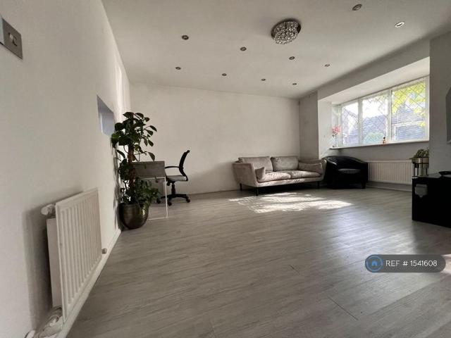 3 bedroom detached house to rent