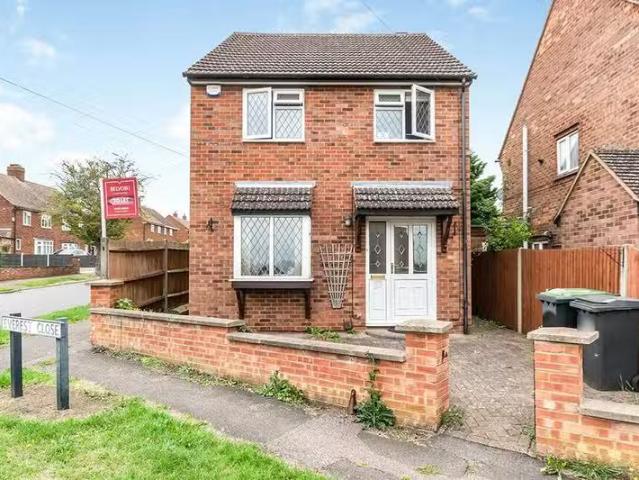 3 bedroom Detached House to rent, Everest Close, Arlesey, SG15.