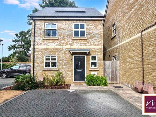 3 Bedroom Detached House To Rent In Timms Close, Aylesbury, Buckinghamshire, HP20