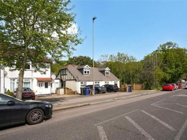 3 bedroom duplex for sale in Colindeep Lane, Colindale, London, NW9