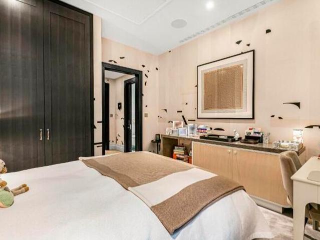3 bedroom duplex for sale in Whistler Square, London, SW1W